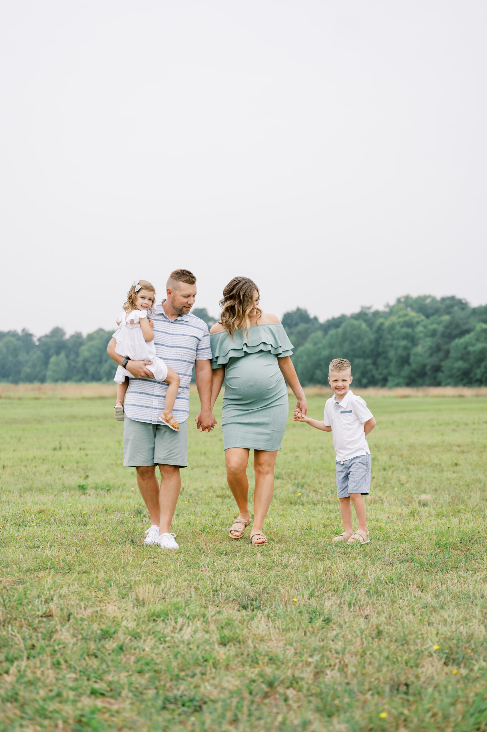 Outfit Ideas for Spring Family Photos - Worth Capturing Photography